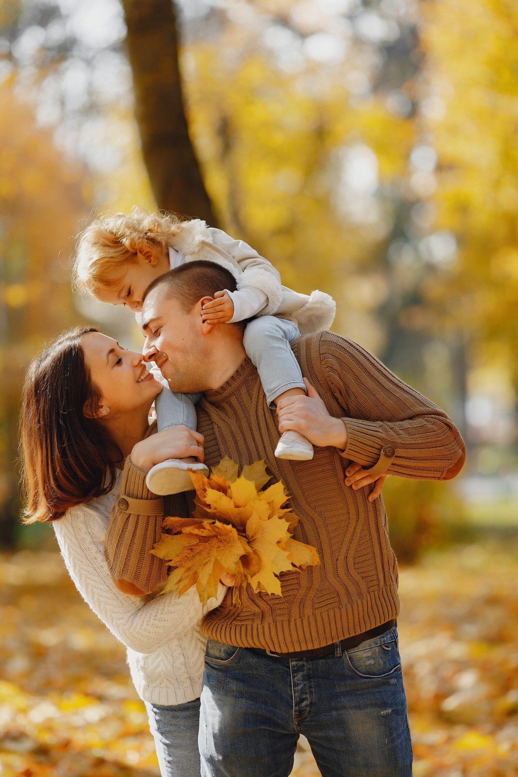45 Awesome Fall Activities For Kids & Adults That Families Will Love